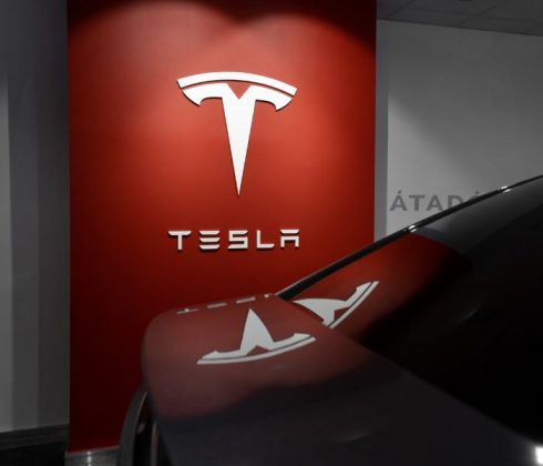 La publicidad de Tesla cambia y se acerca a campañas tradicionales
